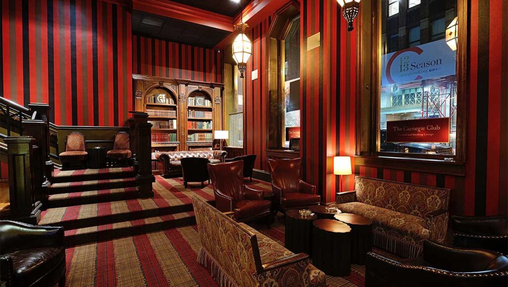 לסלסל עשן לצלילי סינטרה. The Carnegie Club, ניו יורק - סיגאר - מגזין ...